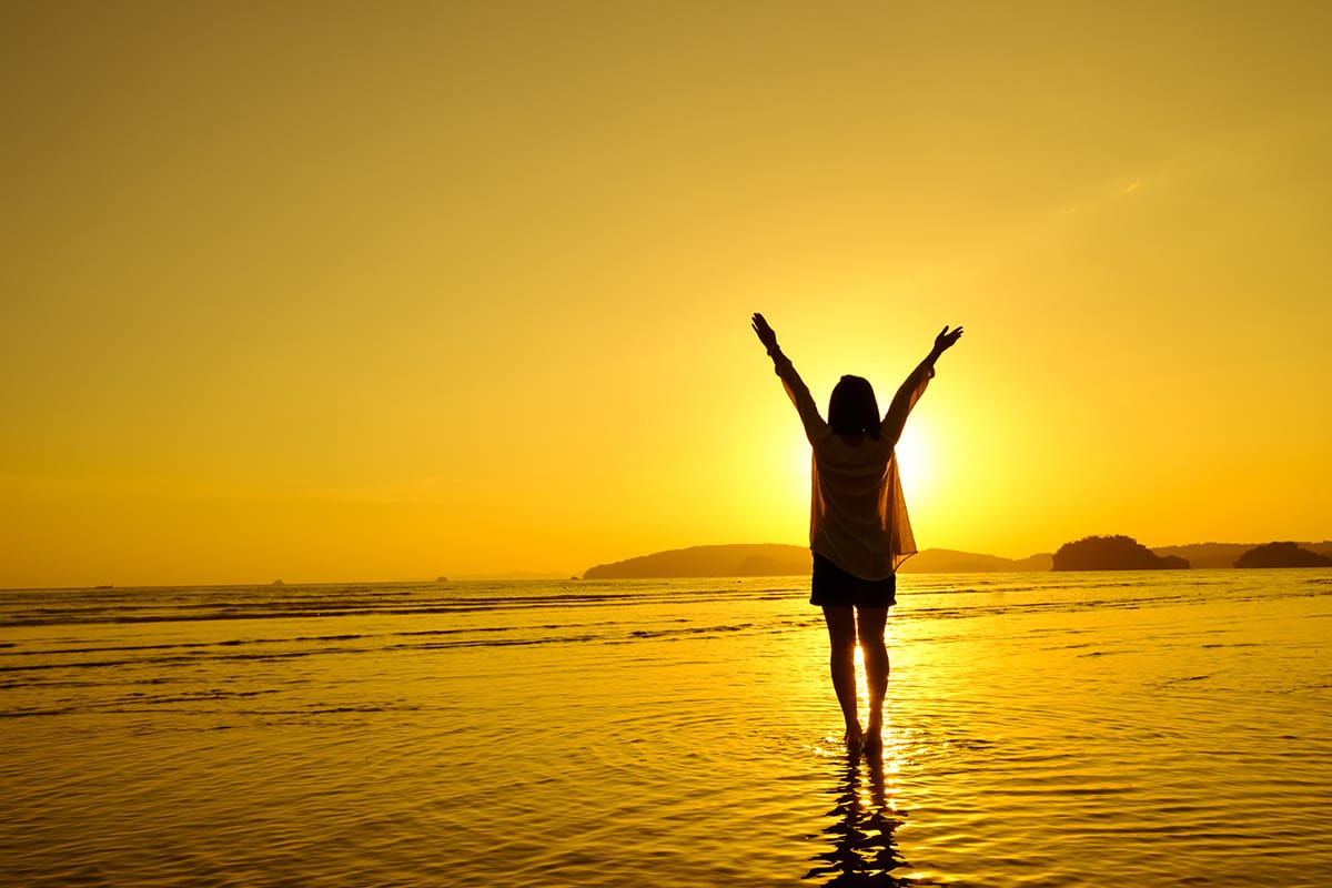 Relax Woman jumping sea on the beach – Dr.ssa Rita Mellace